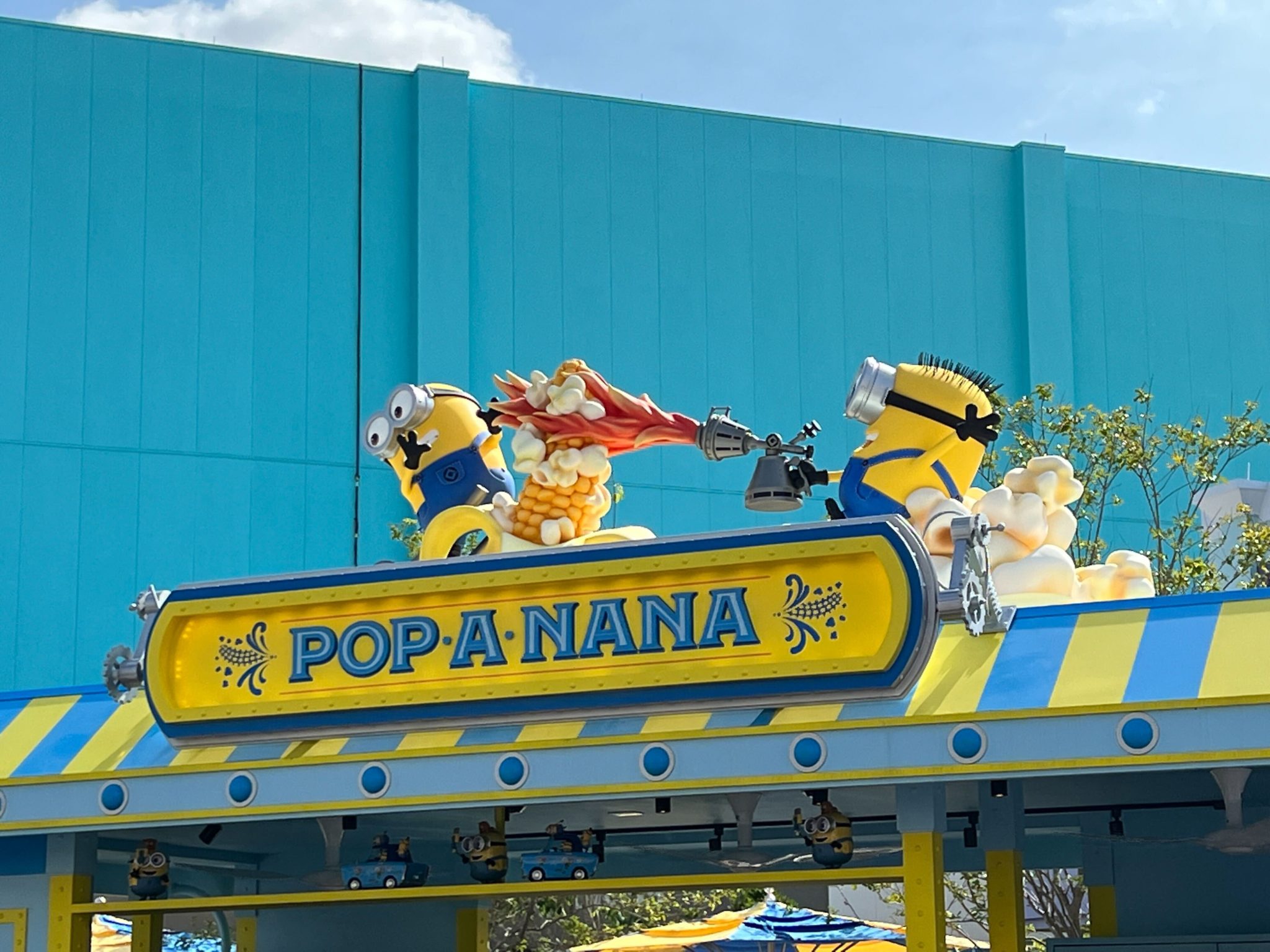 The Construction Walls Are Down - Let's Take a Look at Minion Land ...