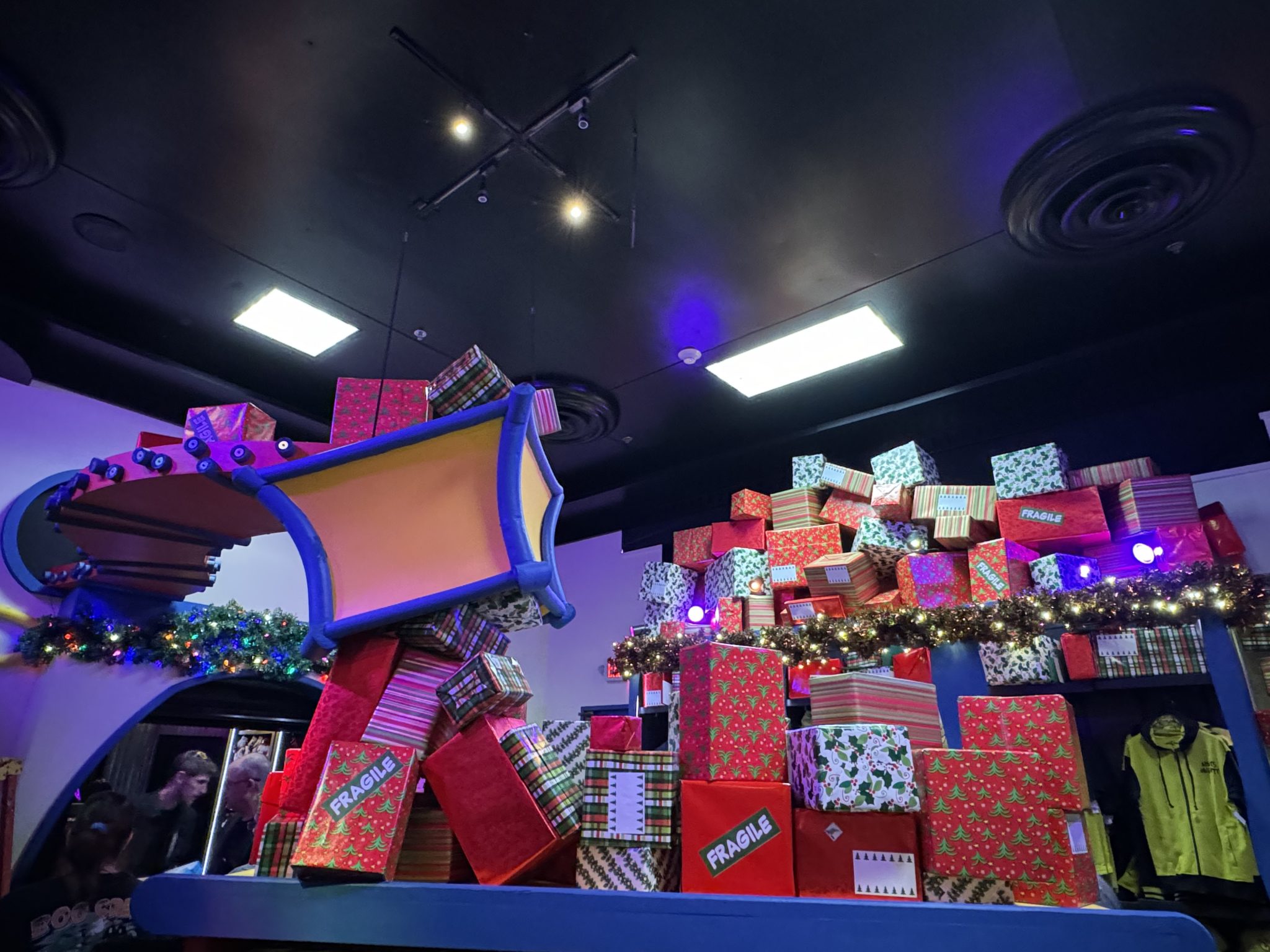 Photos: The Universal Orlando Holiday Tribute Store is OPEN ...