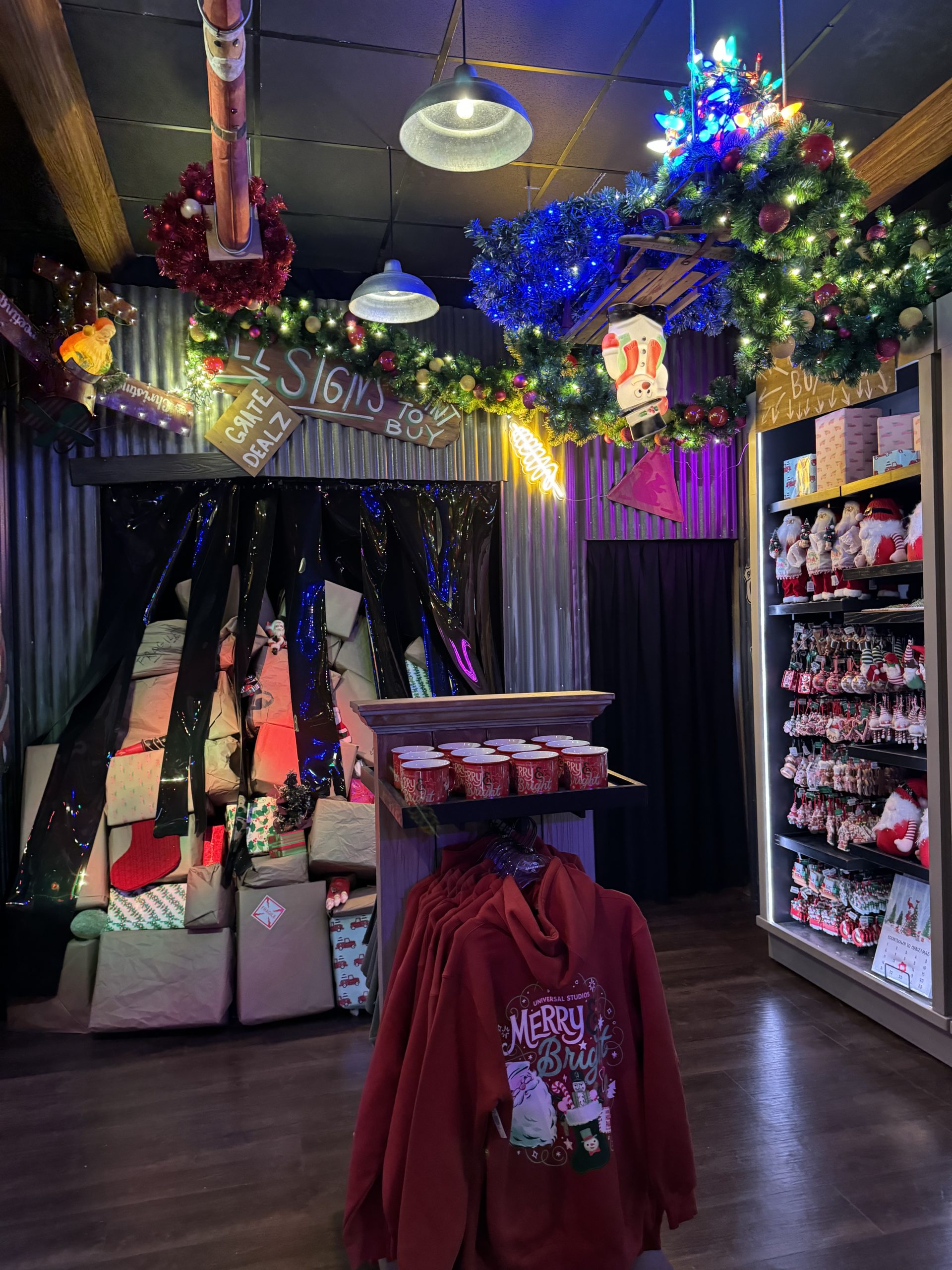 Photos: The Universal Orlando Holiday Tribute Store is OPEN ...
